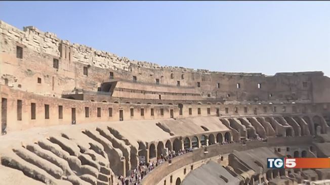 Attico Colosseo, vista mozzafiato su Roma - TG5 Video | Mediaset Infinity