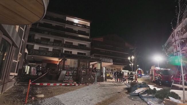 Il brindisi del Capodanno, la scintilla, le fiamme sul soffitto e le grida